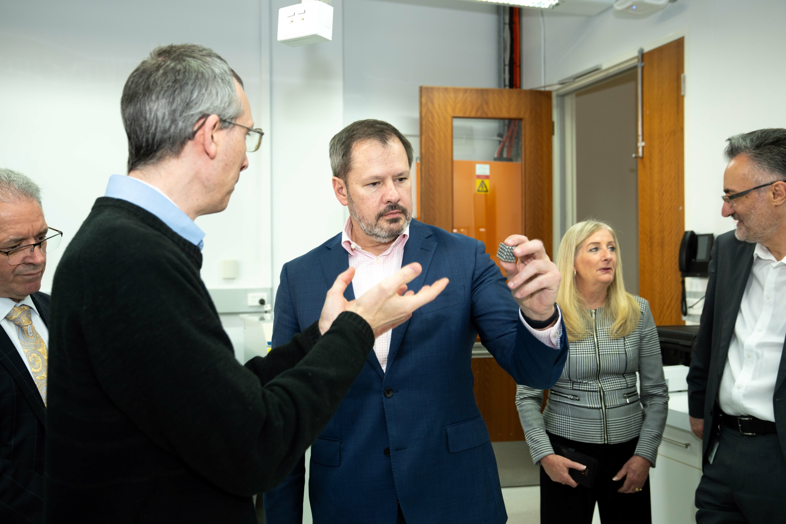 Federal Innovation Minister tours ECU Centre for Sustainable Energy and ...